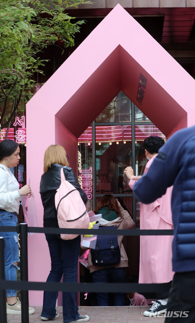 Tarikan baru ke Seoul: ‘House of BTS’ mini yang dikelilingi patung ...