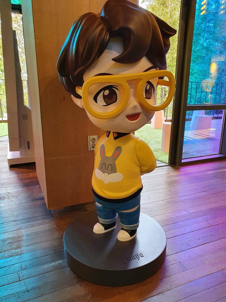 Tarikan baru ke Seoul: ‘House of BTS’ mini yang dikelilingi patung ...