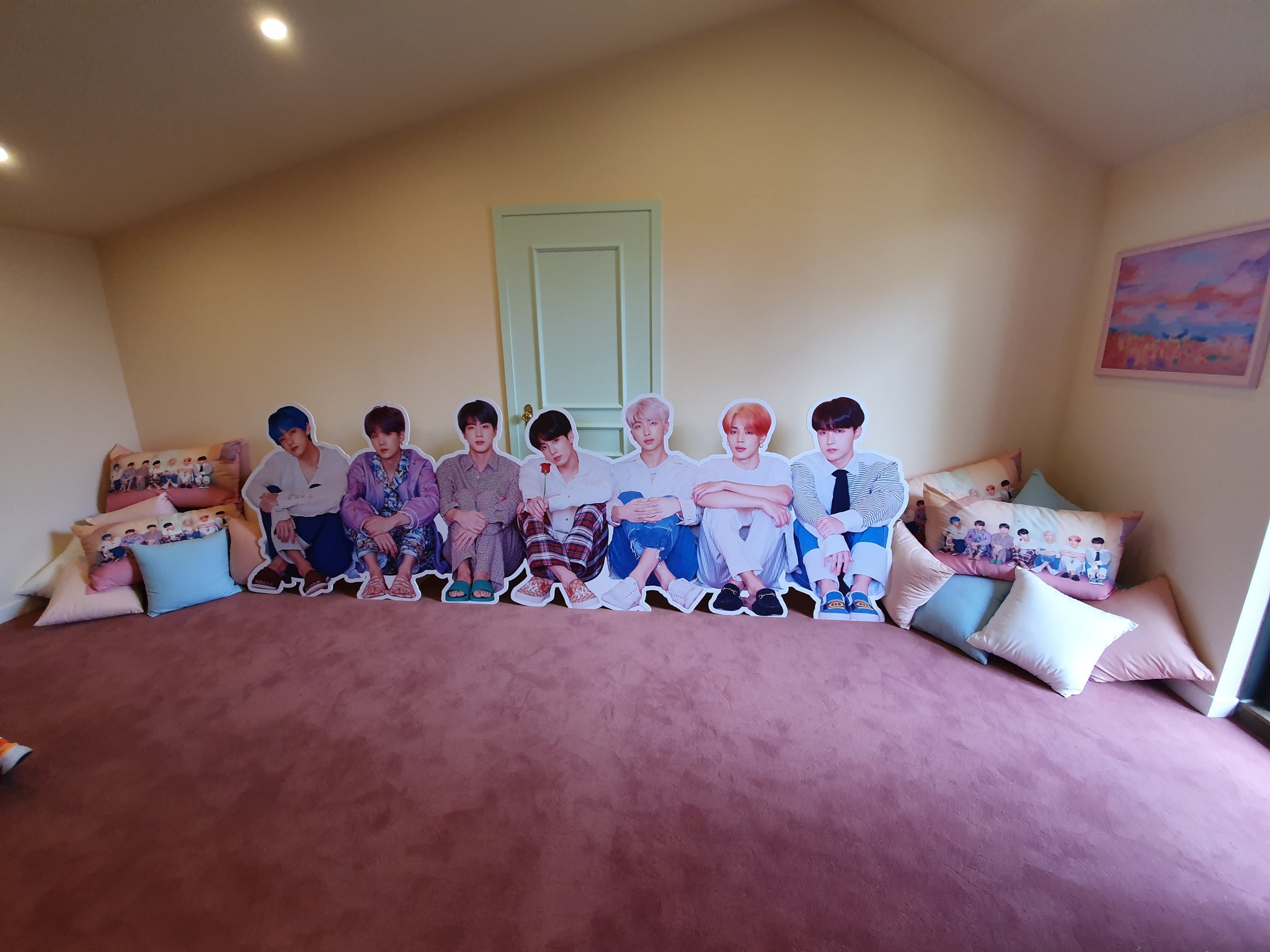 Tarikan baru ke Seoul: ‘House of BTS’ mini yang dikelilingi patung ...